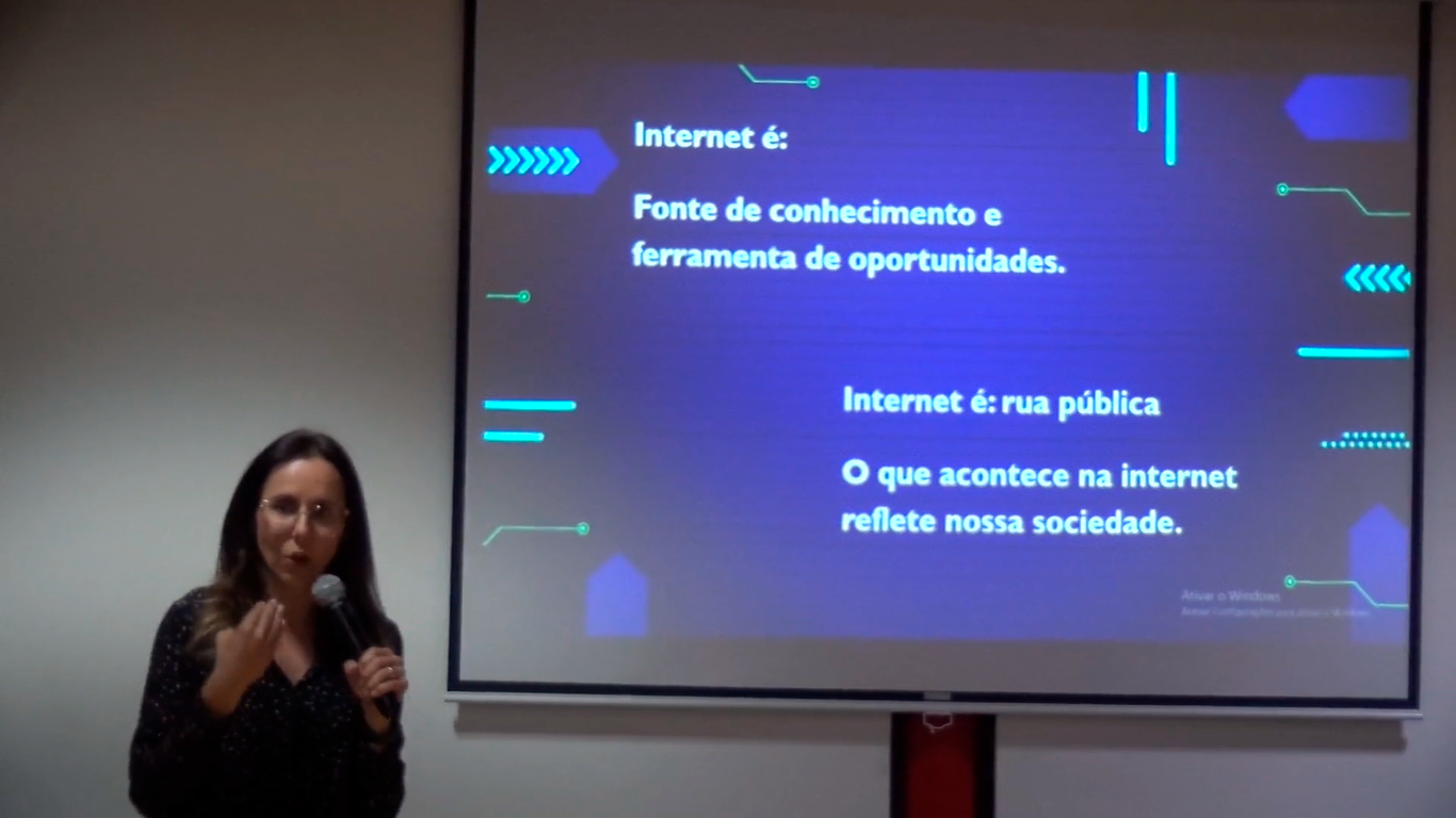Kelli Angelini: A diversidade de dimensões em torno da relação entre a ...
